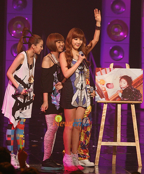 ★2NE1 100 Days Debut ★ เเจกรูป 2NE1 กระทู้เเหก !!! ภาค ๓ | บันเทิง | 1134521