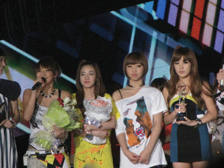 ★2NE1 100 Days Debut ★ เเจกรูป 2NE1 กระทู้เเหก !!! ภาค ๓ | บันเทิง | 1134521